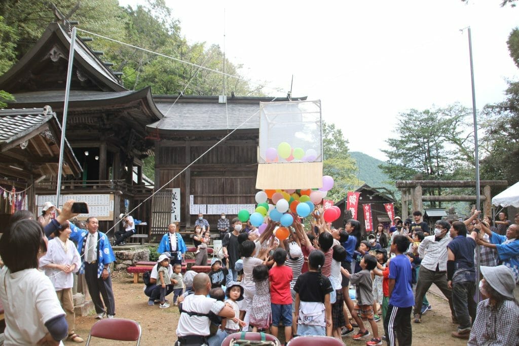神様もびっくり 風船割って驚かす 350年式年祭企画で 丹波新聞